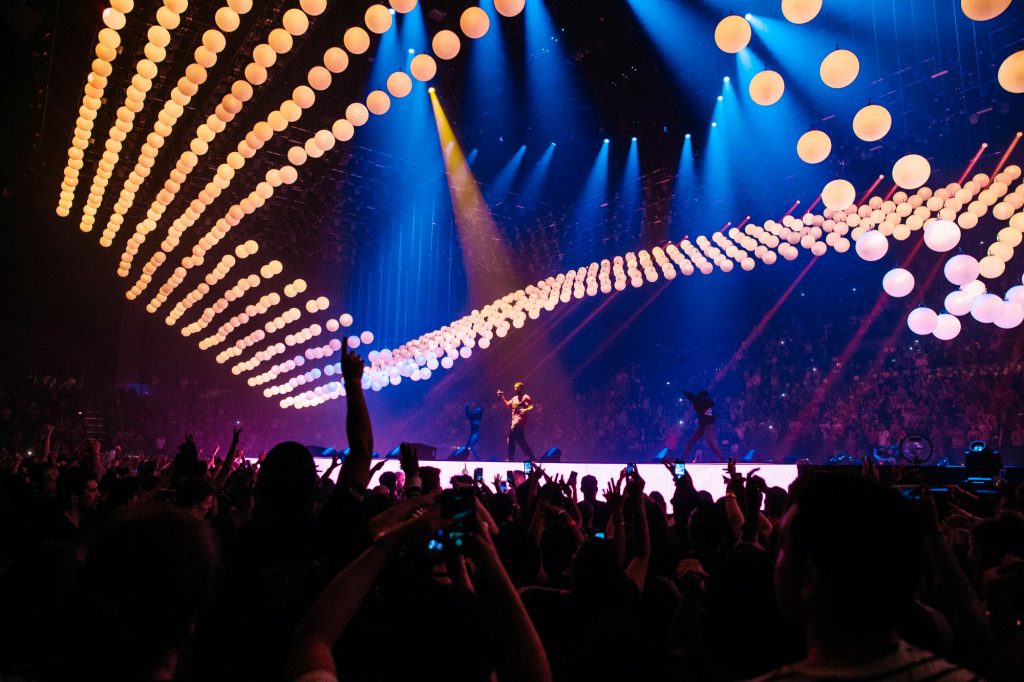 Gig Review: Drake Brings An Overblown Spectacle (Ft. 1000 Kinetic ...